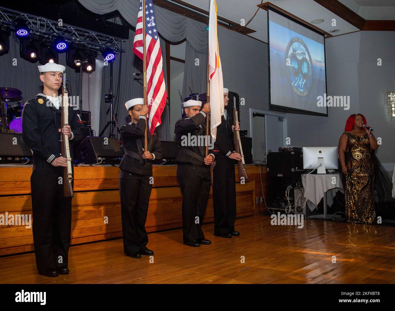 Matrosen, die dem Kommandanten zugewiesen wurden, präsentieren Fleet Activities Sasebo (CFAS ...
