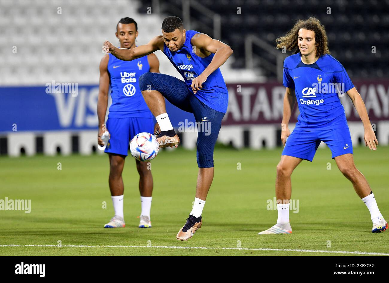 Fußball - FIFA Fußball-Weltmeisterschaft Katar 2022 - France Training - Al Sadd SC Stadium, Doha ...