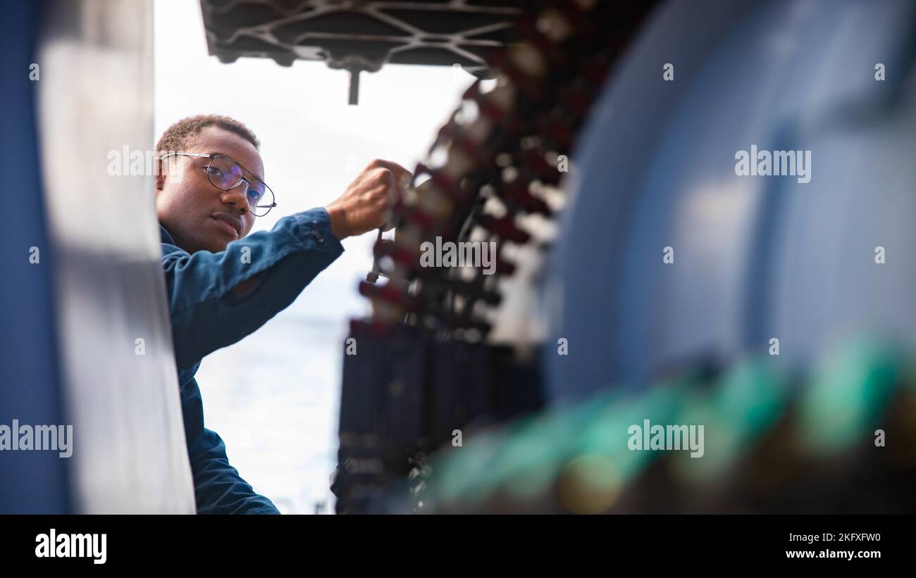 Fire Controlman 3. Klasse Lijean Goodlow, der dem Arleigh Burke-Klasse ...