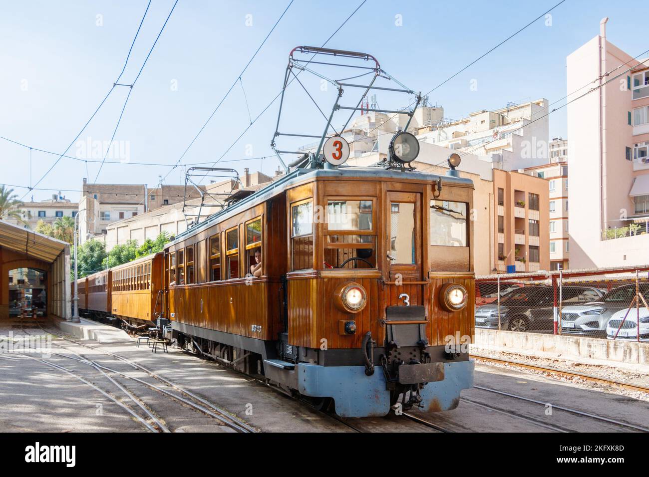 Soller Oldtimer-Zug – Tren de Soller mit Holzwagen, die vom Bahnhof ...