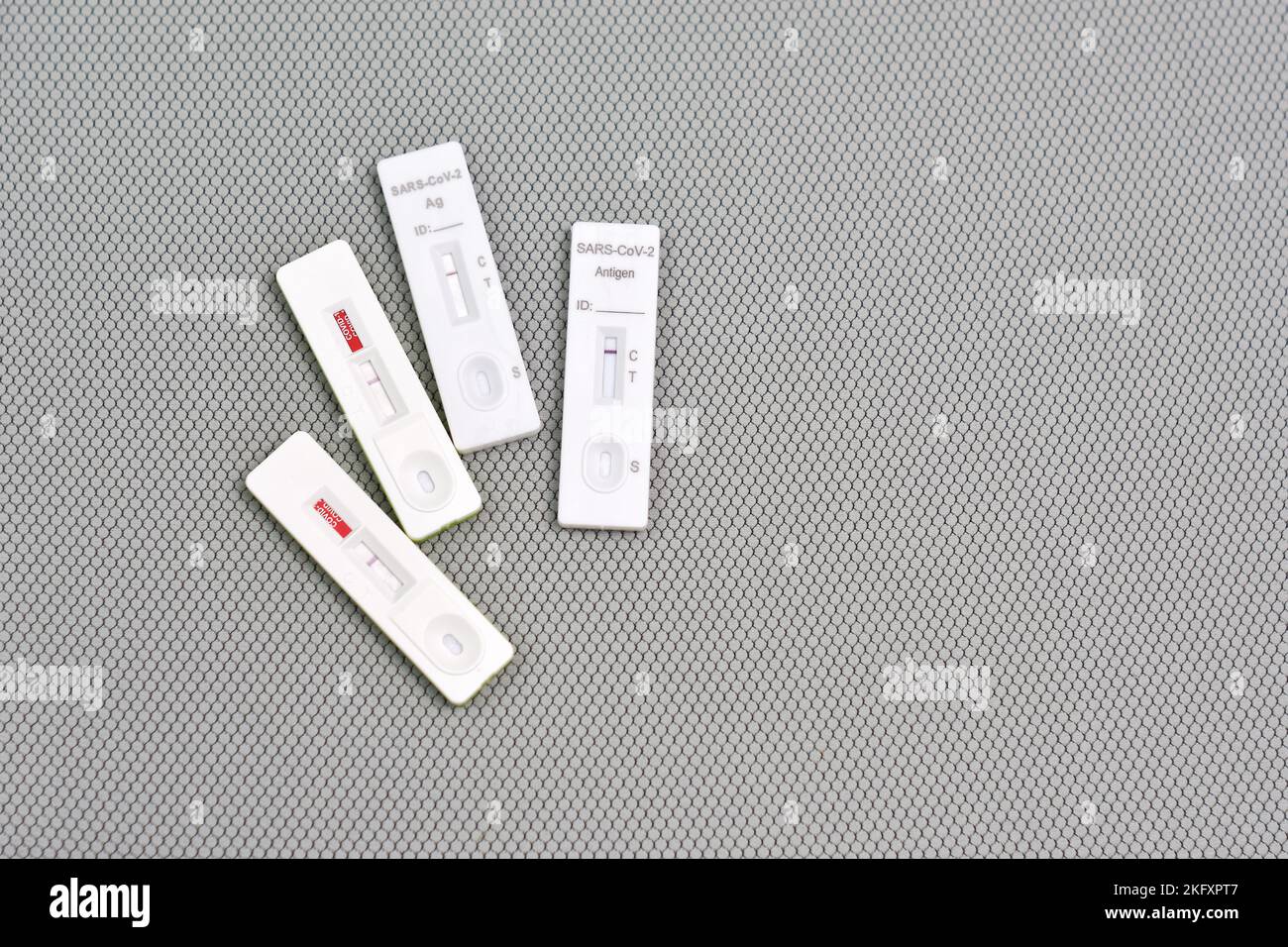 Covid-19 Negatives Testergebnis mit SARS CoV-2 Rapid Antigen Test Kit ...