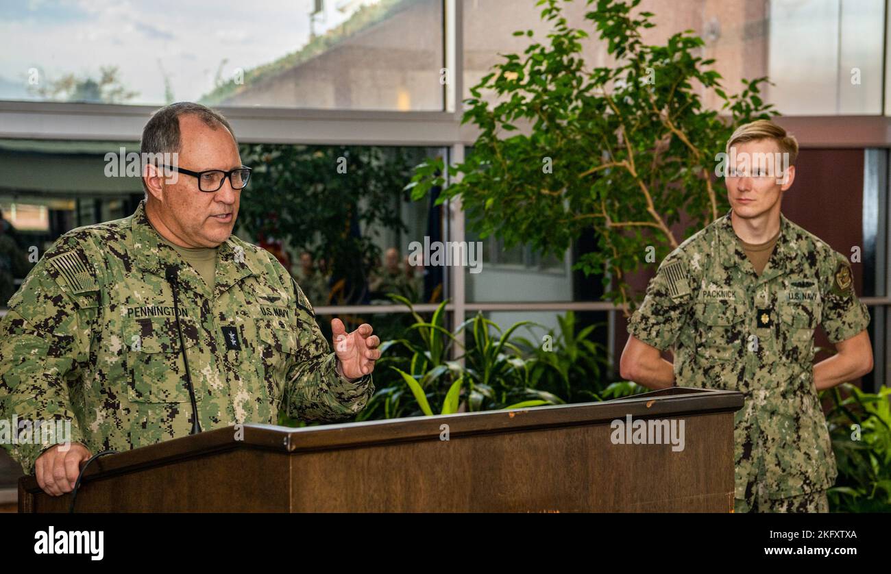 221013-N-TP834-1026 ADM hinten. William Pennington, Stabschef des US ...
