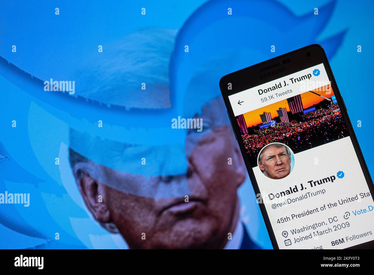 Donald Trump twitter-Account auf dem Handy-Bildschirm gesehen. Das ...