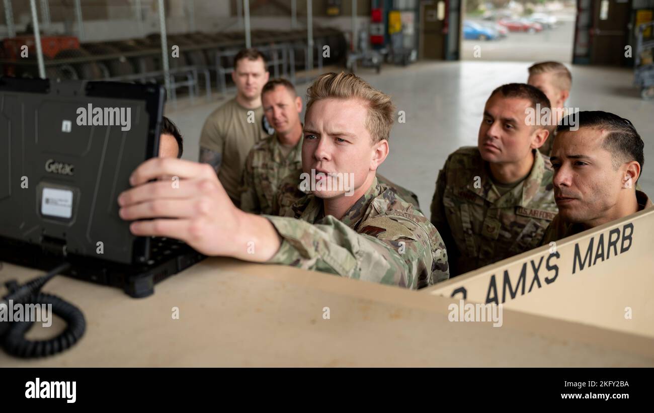 Der leitende Airman Freddyjames Atwood, der dem Kontingenzgeschwader ...