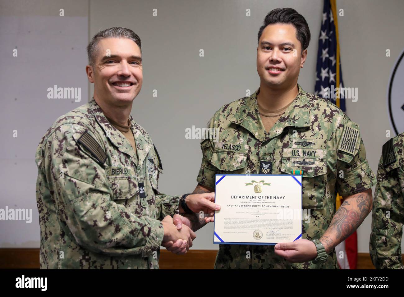 YOKOSUKA, Japan (14. Oktober 2022) Intelligence Specialist 1. Class Ronald Velasco wird von Capt ...