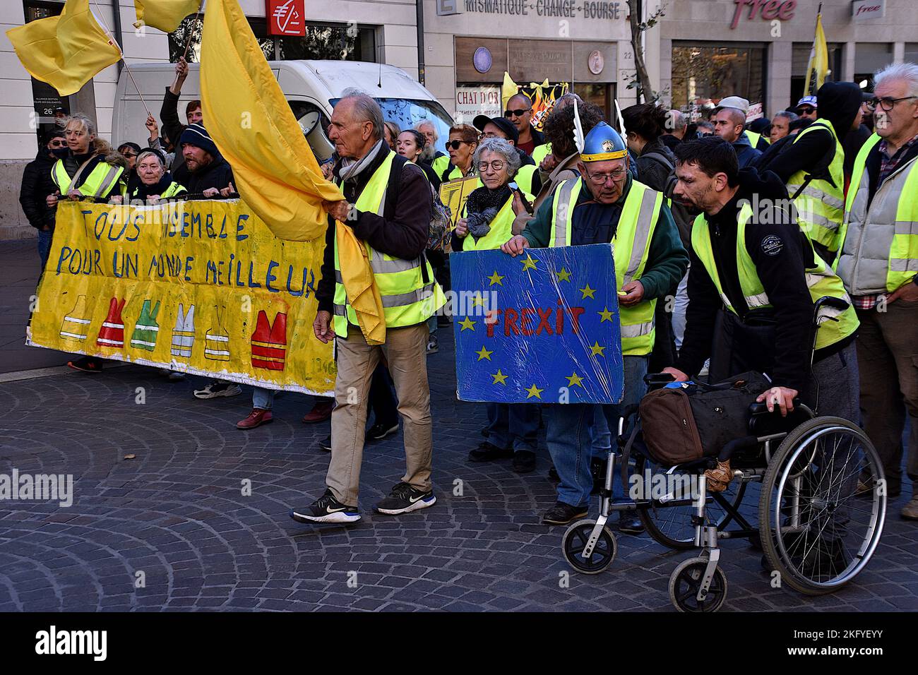 Während der Demonstration halten die Demonstranten ein Banner und ...