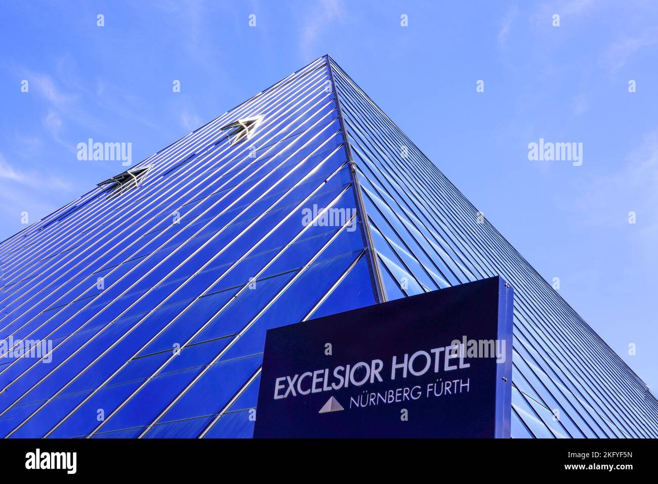 Die Glaspyramide in Fürth. Die 42 Meter hohe Glaspyramide wurde 1994 ...