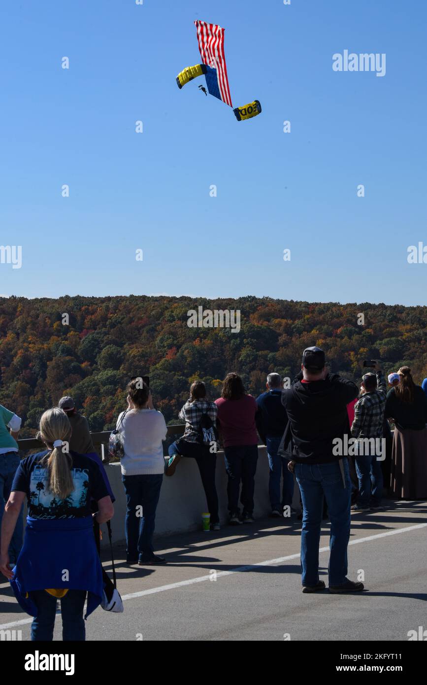 221015-N-FP878-0046, FT (OKT. 15, 2022) - Seemanns, die dem Skydive ...