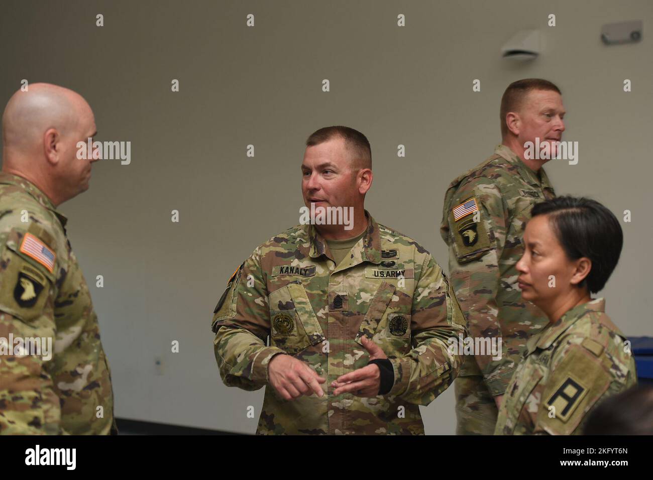 Befehl Sgt. Major John Kanaly, Mitte, Incoming Command Sgt. Major, 120 ...