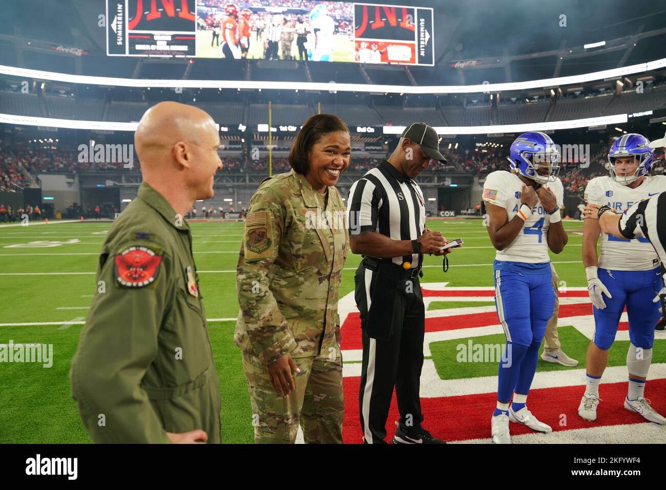 US Air Force Col. Eric Schmidt und Chief Master Sgt. Adrienne Warren ...