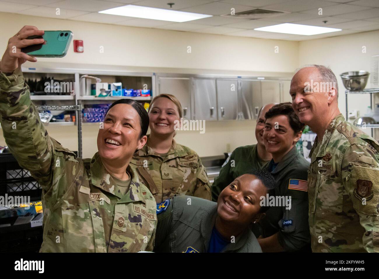 Chief Master Sgt. Chin Cox, Kommandochef der Luftwaffe von 22. und Maj ...
