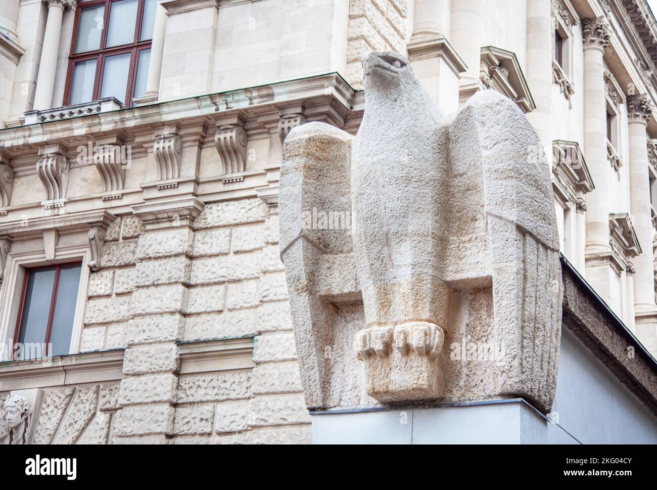Geschnitzter falkenkopf aus stein -Fotos und -Bildmaterial in hoher Auflösung – Alamy