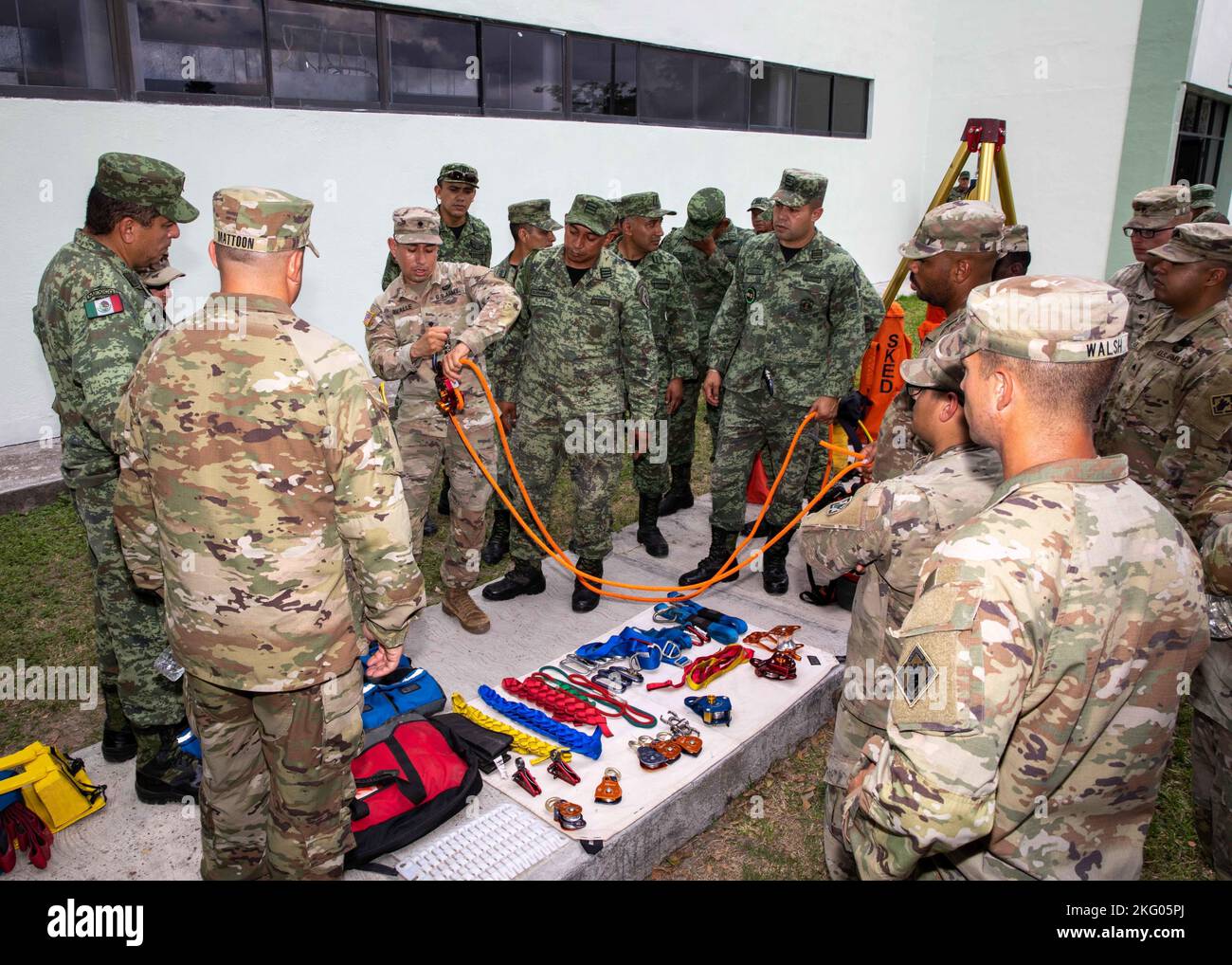 221017-N-PC620-0078 REYNOSA, Mexiko (Okt 17, 2022) US-Soldaten, die dem ...
