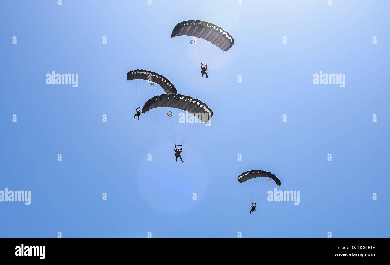 Vier Pararescuemen der US-Luftwaffe, die dem Expeditionary Rescue ...