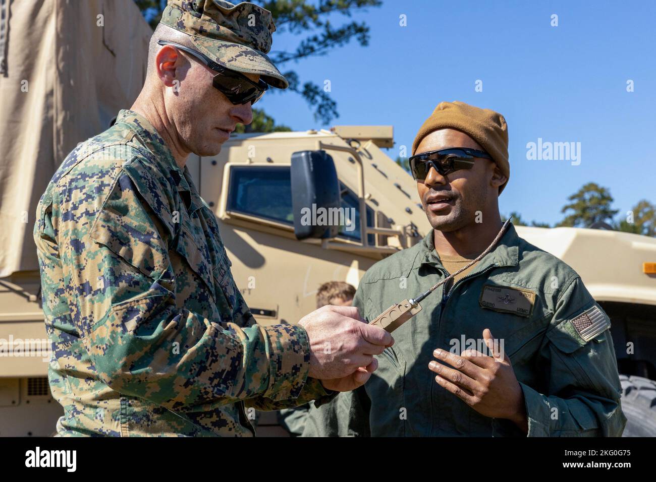 U.S. Marine Corps Sgt. Maj. Brandon Link, links, der Sergeant Major des ...