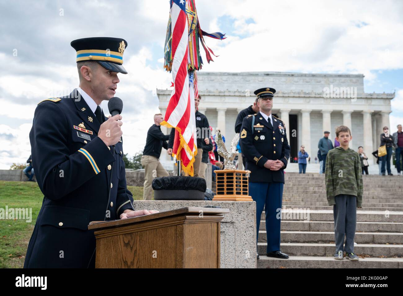 US Army 3. Infantry Regiment ‘The Old Guard’ Capt. Zachary Moss spricht ...