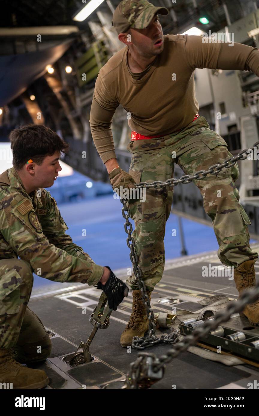 US Air Force Airman 1. Class Miles Obrian, Left, und Staff Sgt. Dickson ...