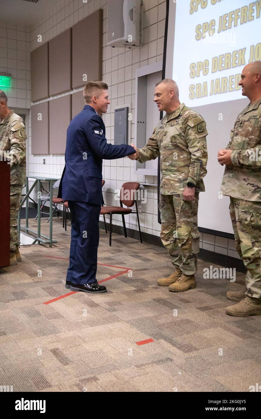 Airman 1. Class Kevin Buckner, der den 151. Air Betanking Wing Wing ...