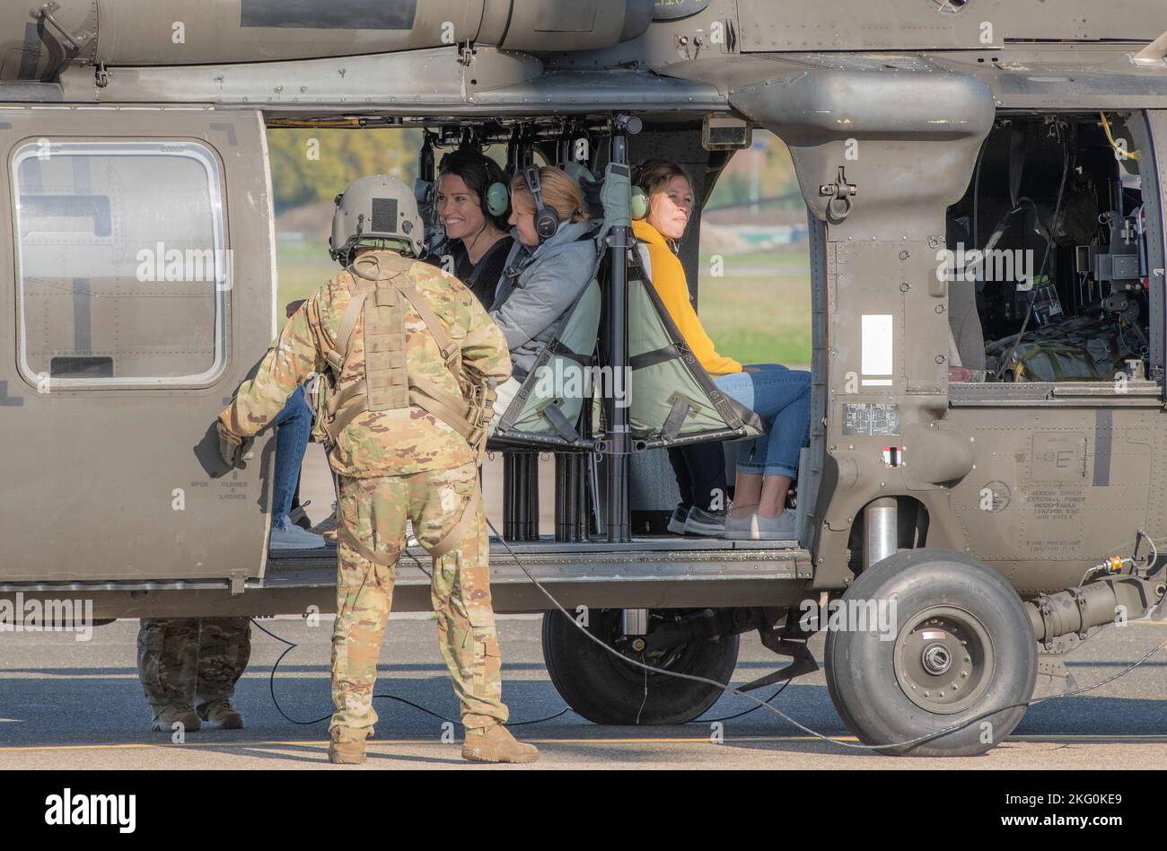Soldatenvermählte der 12. Combat Aviation Brigade besuchen ihren ...