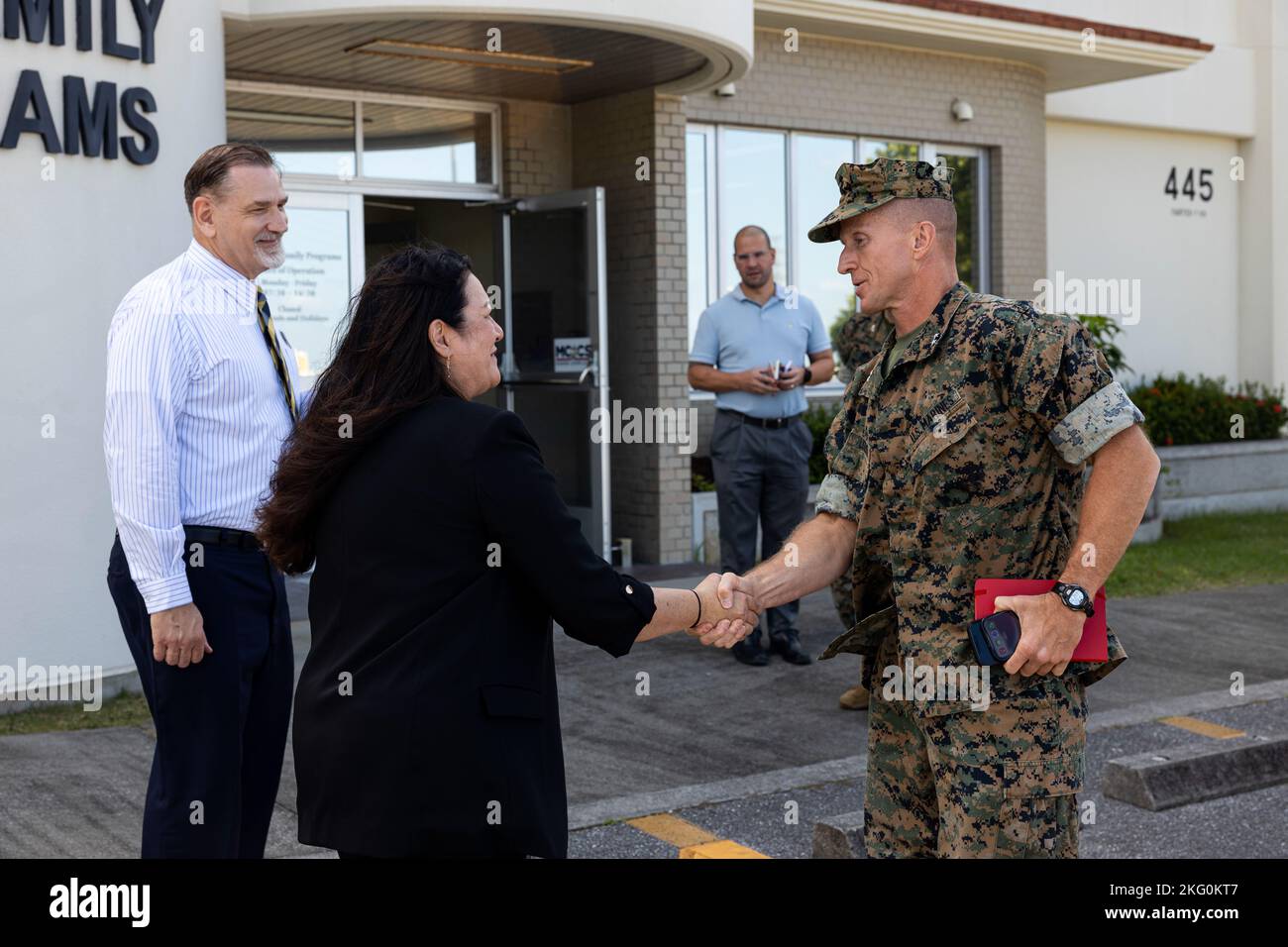 U.S. Marine Corps Maj. General Stephen E. Liszewski, rechts, der ...