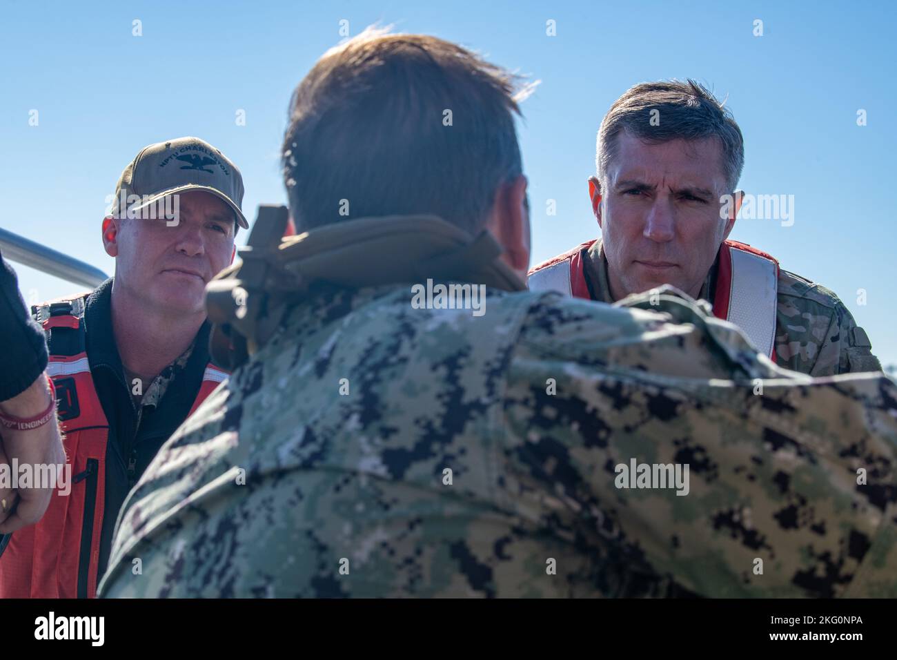 Ein US Navy Sailor informiert den Generalmajor John Klein, Kommandeur ...
