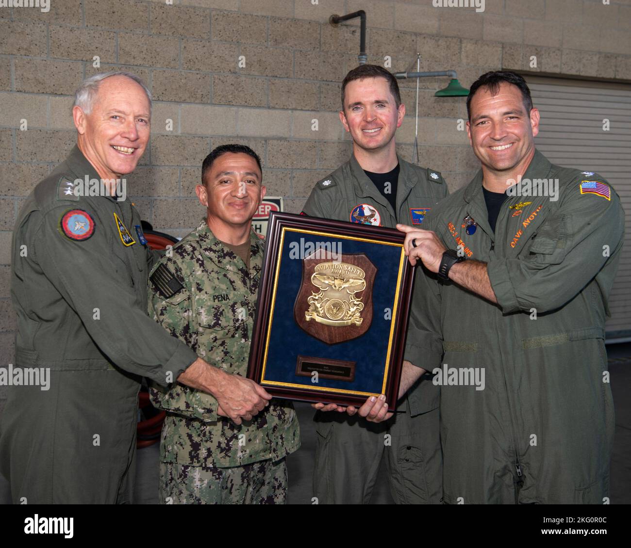 221020-N-EV253-1020 SAN DIEGO (OKT 20, 2022) – (von links) Vice ADM ...