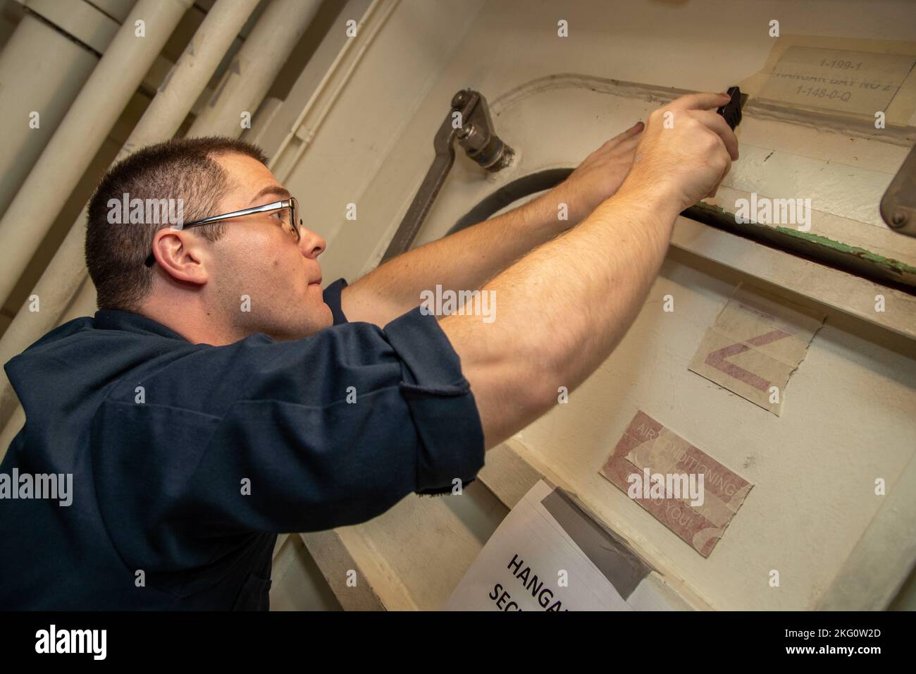 Aviation Structural Mechanic Airman Hunter Scardami, aus Denver, der ...