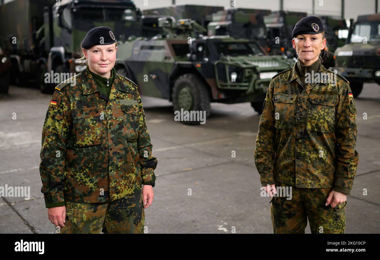 17. November 2022, Niedersachsen, Lüneburg: Die beiden Soldatinnen der ...