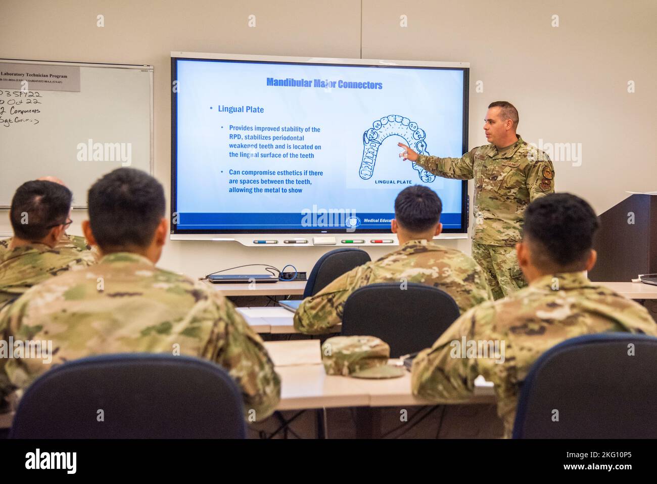 Die Studenten lernen mehr über zahnmedizinische Geräte und Anatomie ...