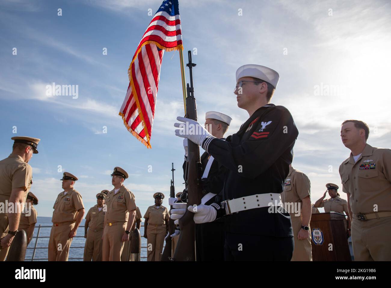 221021-N-TC847-1018 ADRIA (OKT 21, 2022) Matrosen, die dem Ticonderoga ...