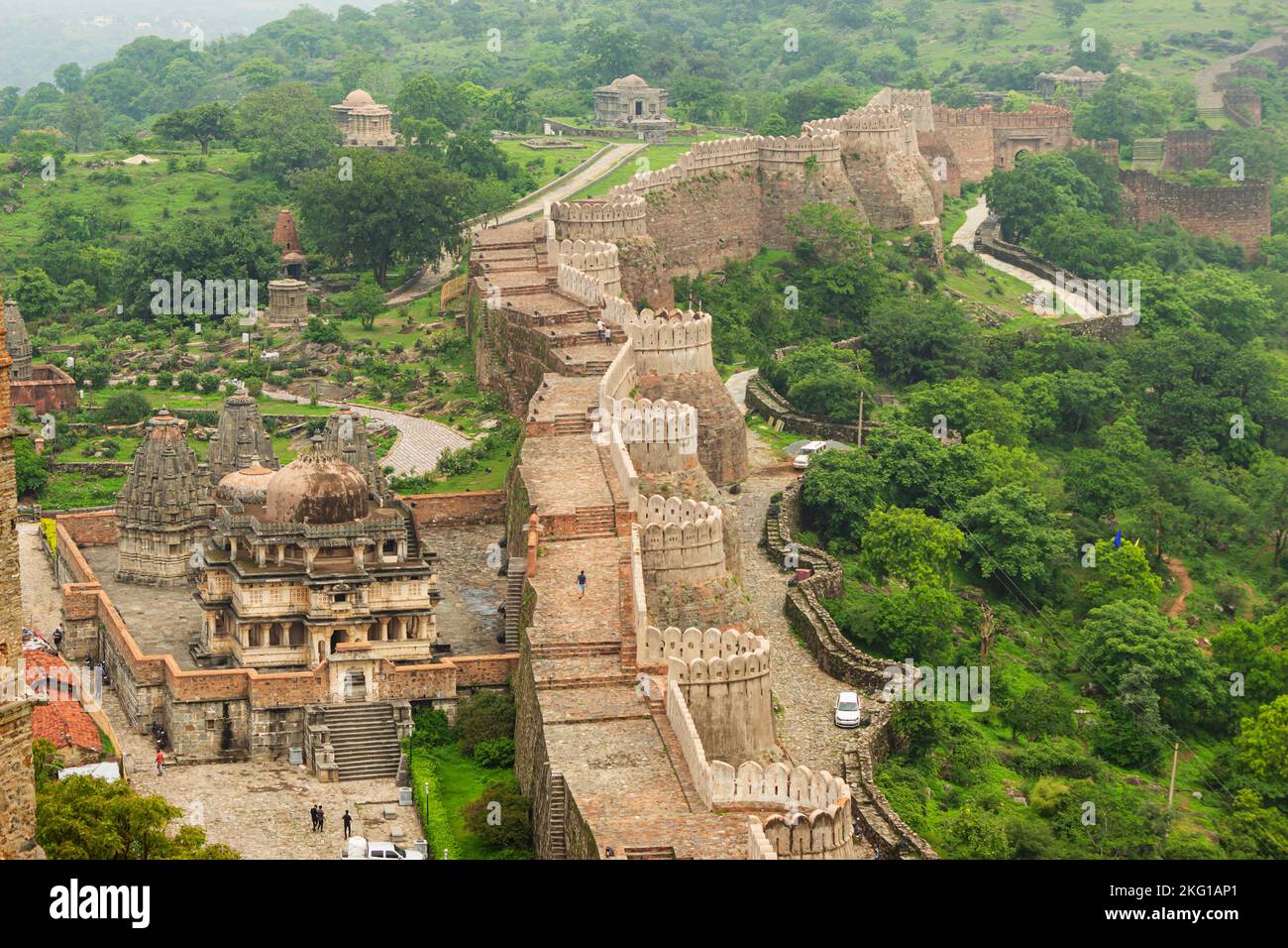 INDIEN, RAJASTHAN, KUMBHALGARH, Juli 2022,Tourist am Devi Tempel oder ...