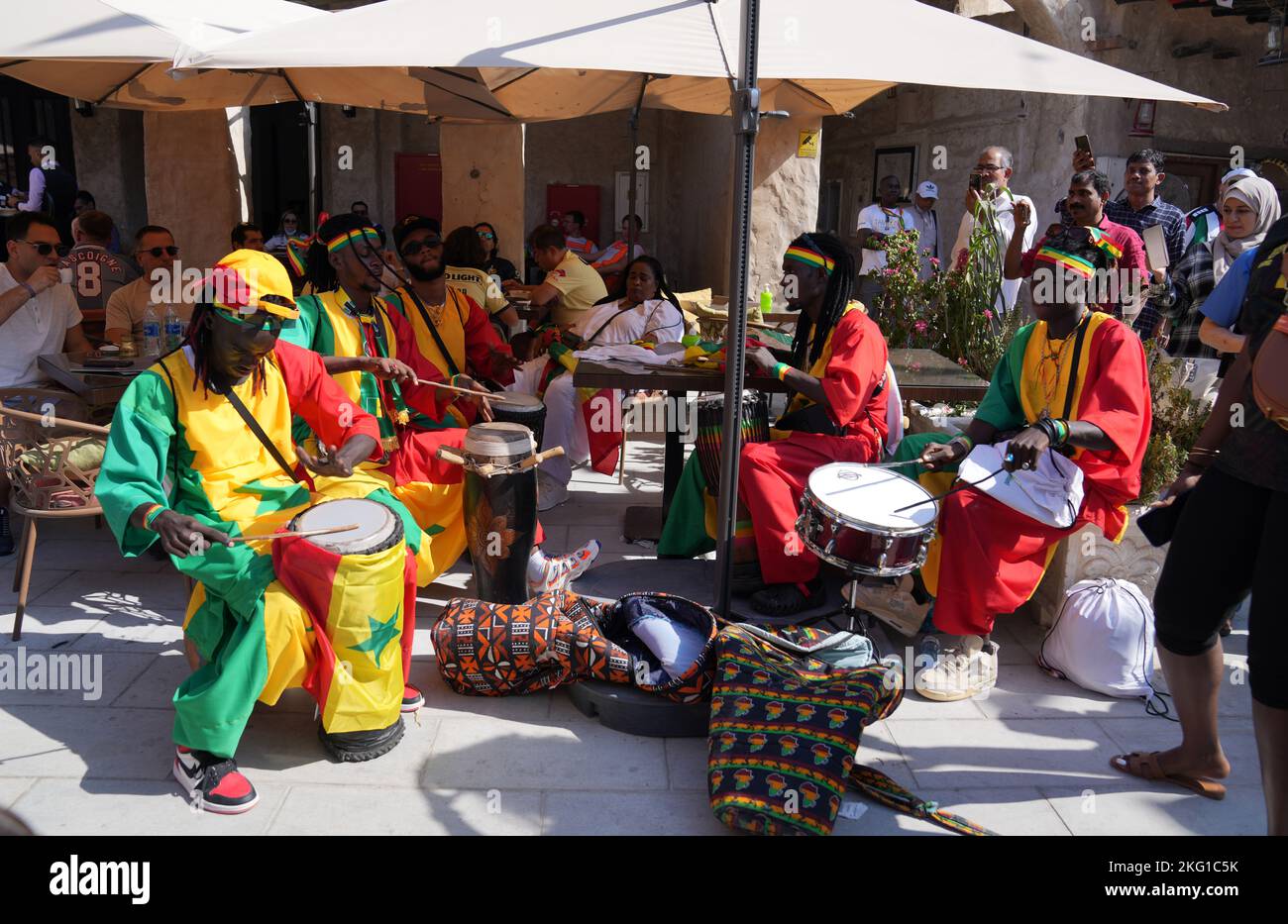 Senegal-Fans im Souq Waqif-Gebiet von Doha, Katar, während der FIFA ...