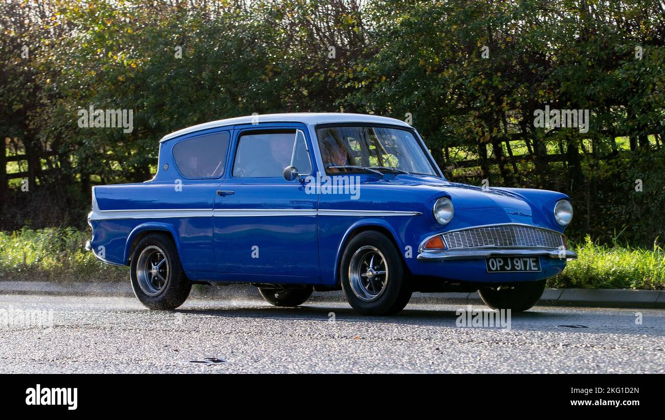 Blaue ford anglia -Fotos und -Bildmaterial in hoher Auflösung – Alamy