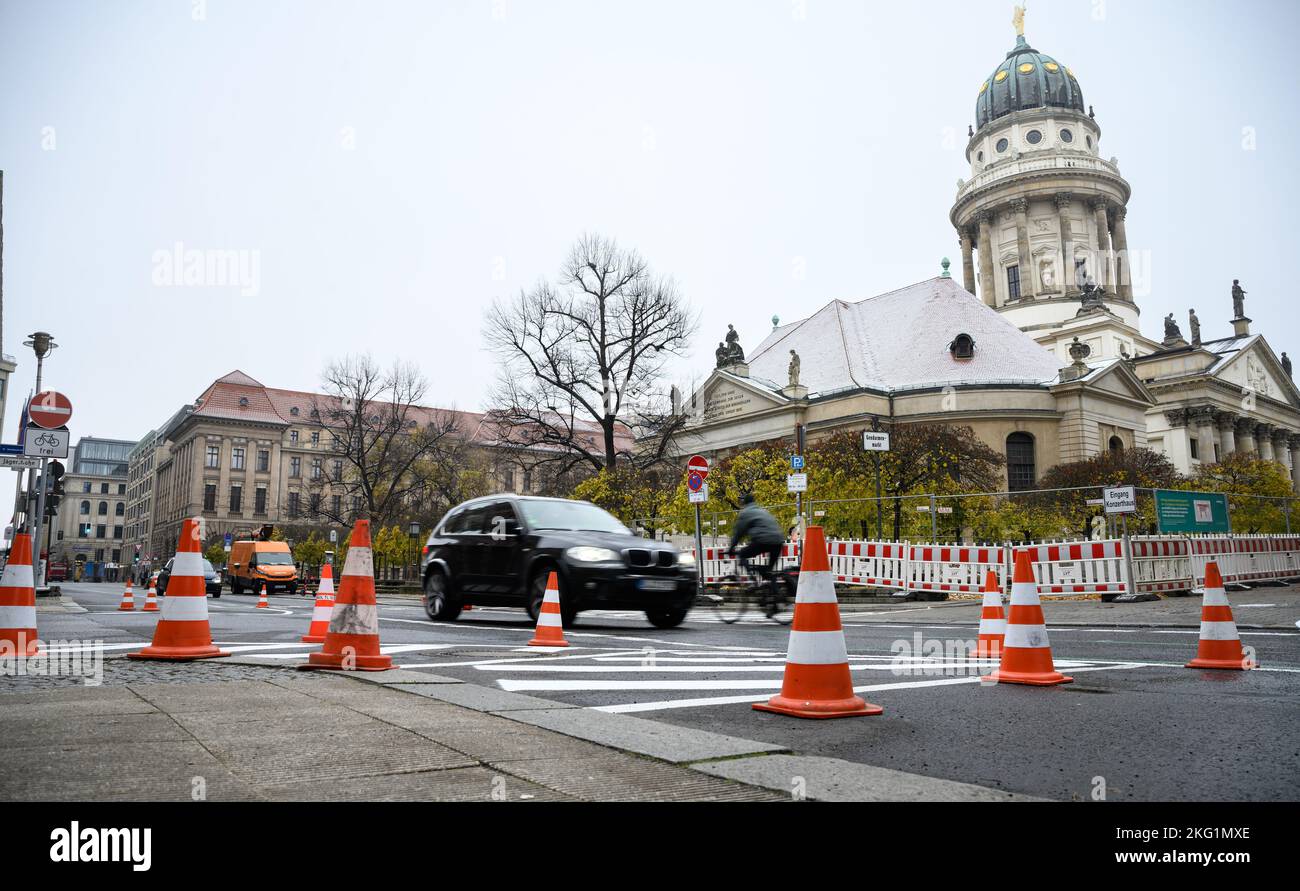 Berlin, Deutschland. 21.. November 2022. Eine Auto- und eine ...