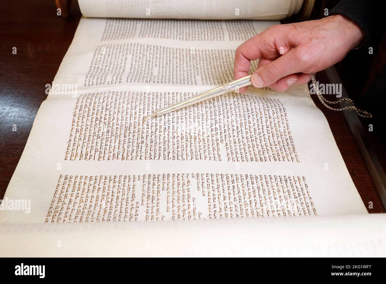 Rabbin hält einen yad in der Hand und liest eine uralte Tora ...