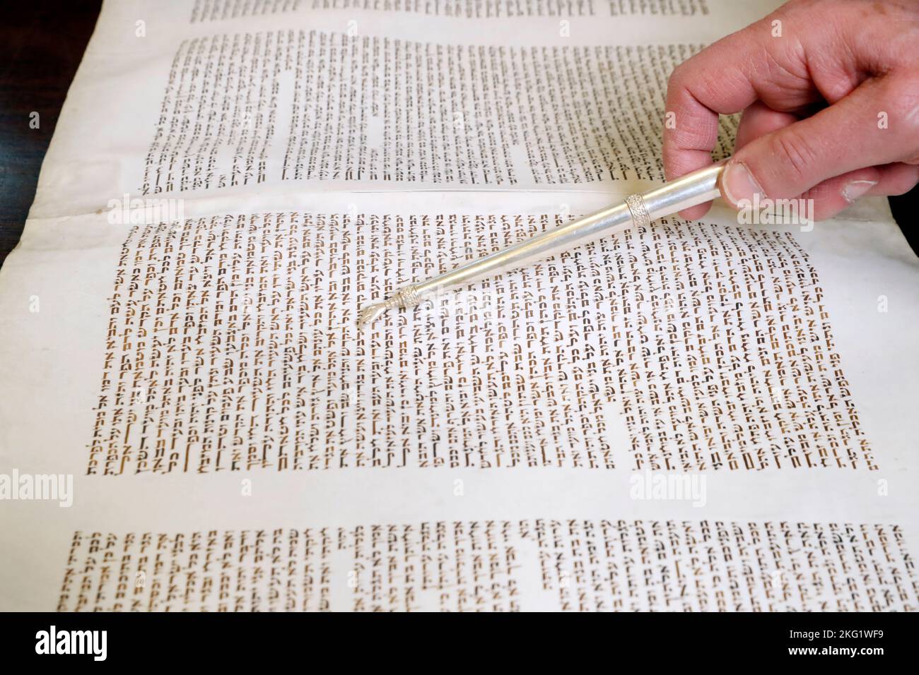 Torah scroll and yad -Fotos und -Bildmaterial in hoher Auflösung – Alamy