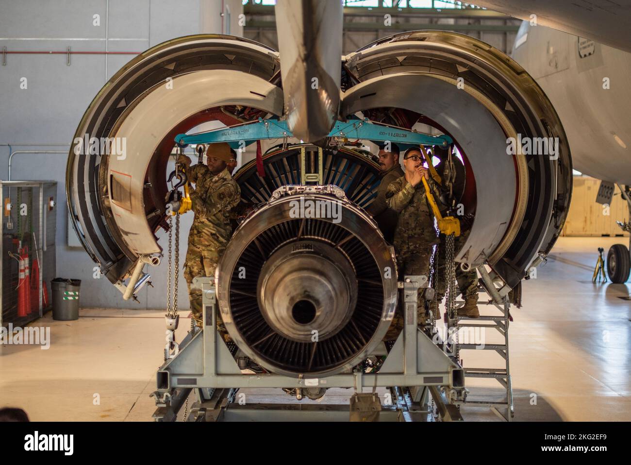 U.S. Airmen tauschen mit dem 660. Aircraft Maintenance Squadron einen ...