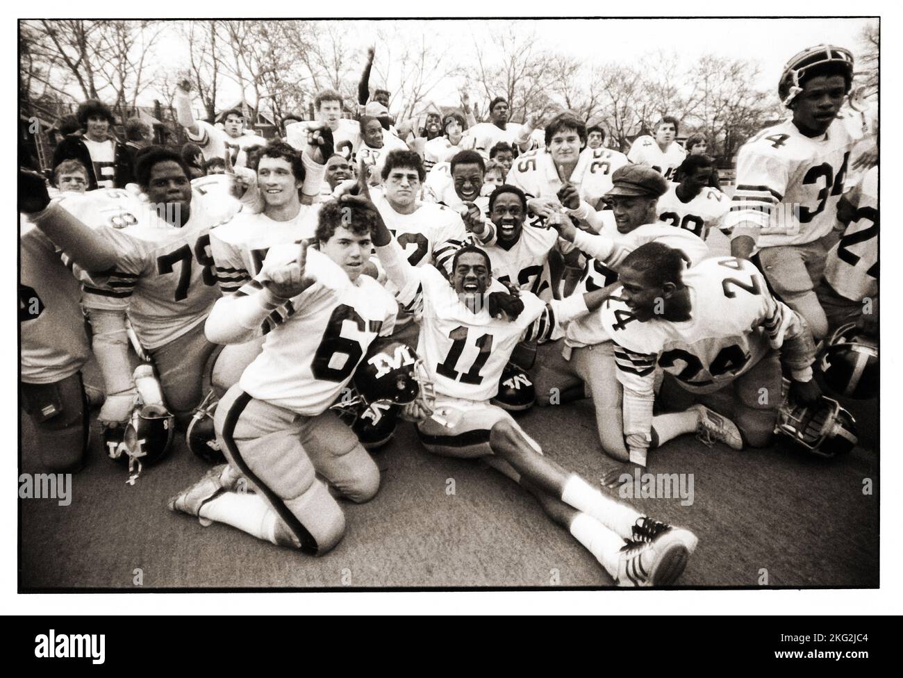 Das Footballteam der Midwood High School feiert einen großen Sieg gegen ...