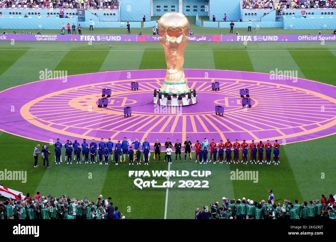 Eine Gesamtansicht einer riesigen WM-Trophäe vor dem FIFA-WM-Spiel der ...