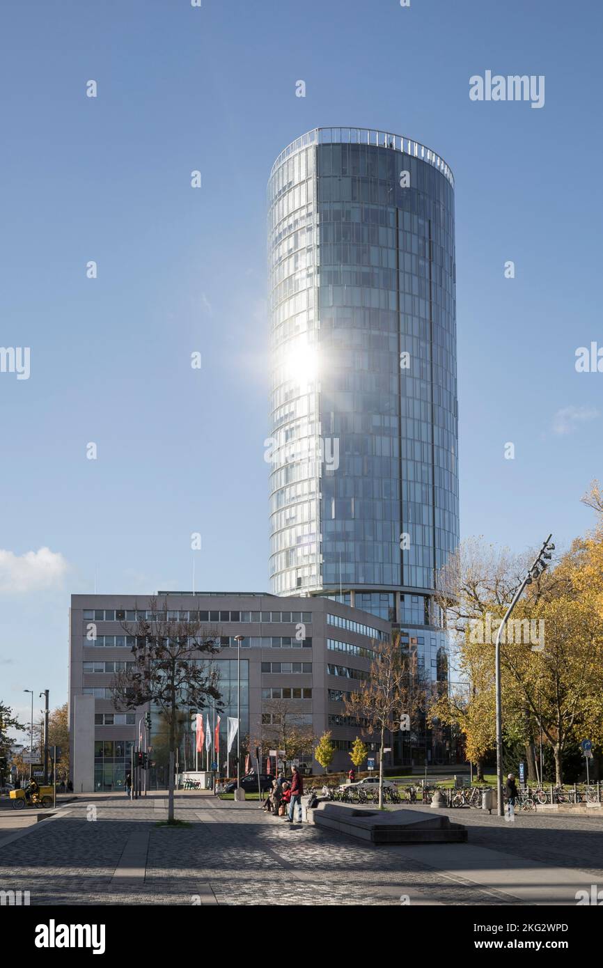 Der Köln Triangle Tower am Otto-Platz im Stadtteil Deutz, Köln ...