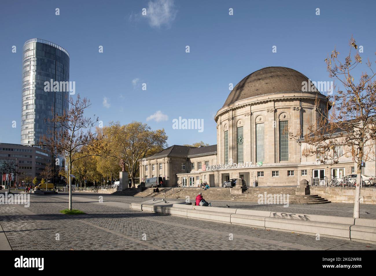 Der Köln Triangle Tower und der Bahnhof Köln Messe / Deutz am Otto ...