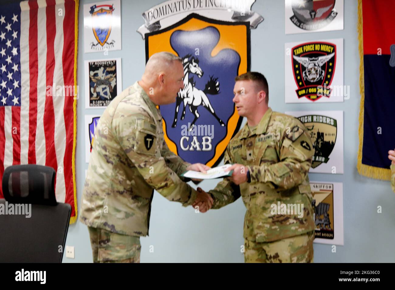 SPC der US-Armee. Damon Swanson, Hubschrauber-Werkstatt UH-60 Black ...