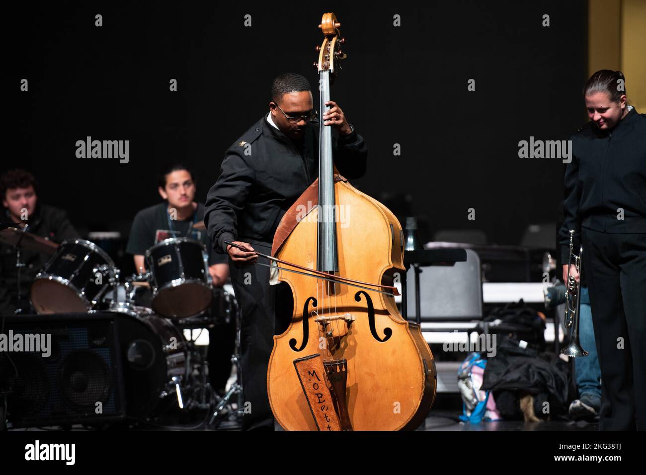 221027-N-PG545-1001, West Memphis, Ark. (Okt 27, 2022) der Musiker 1. Class William Ledbetter ...