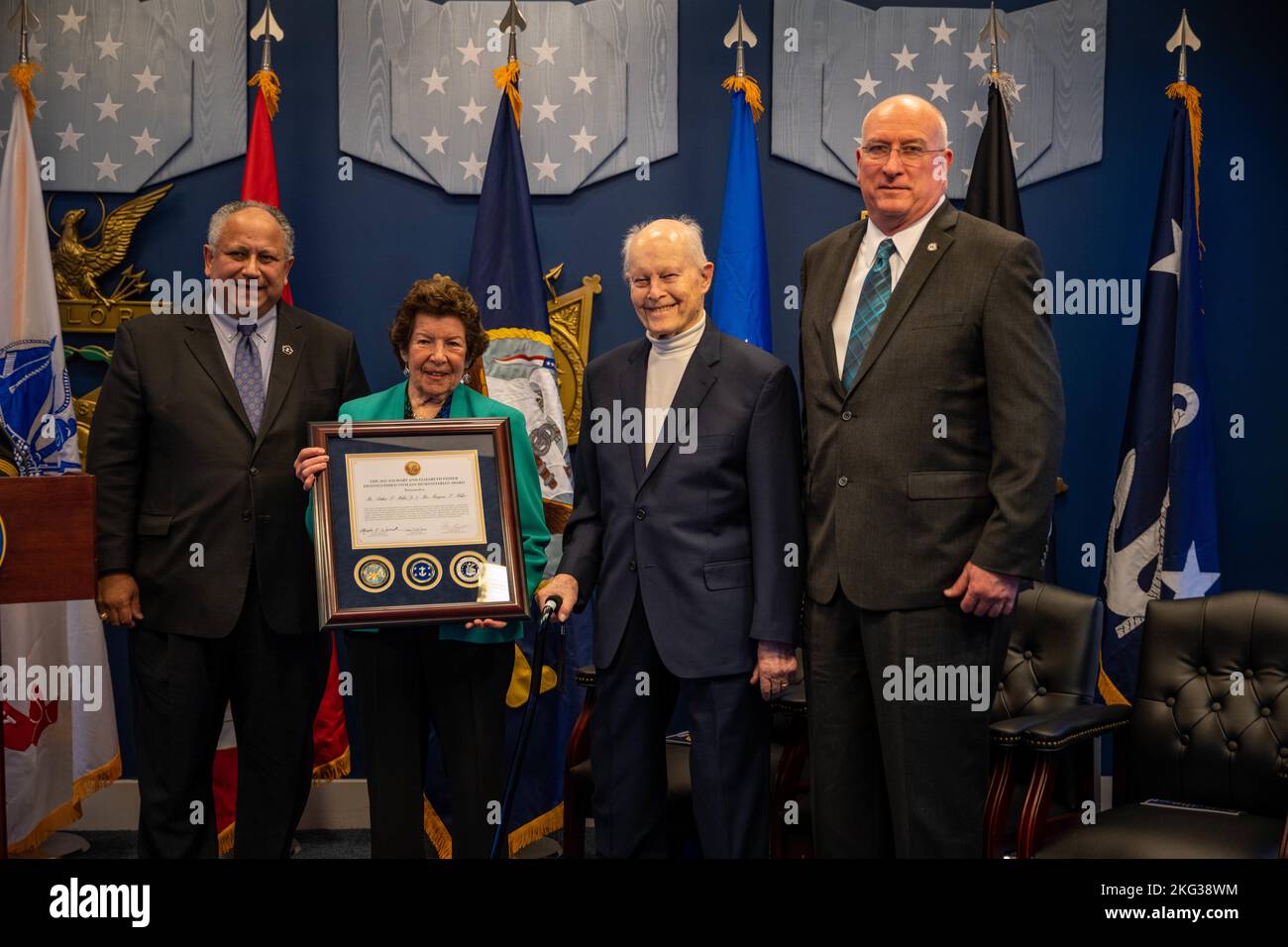 WASHINGTON (Okt 27, 2022) – der Navy-Sekretär Carlos Del Toro ...