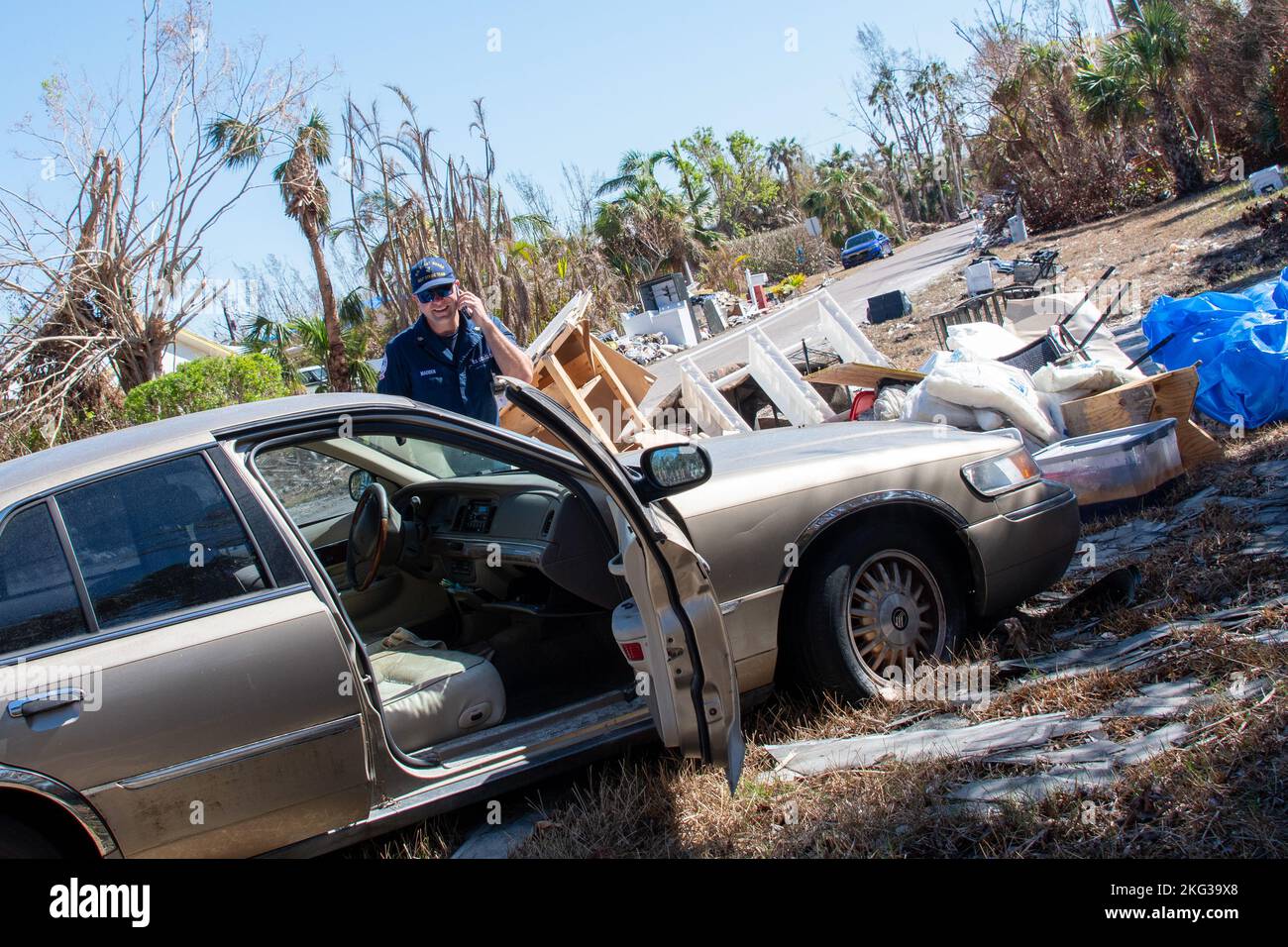 Coast Guard Petty Officer 1. Class Dustin Madden bewertet mögliche ...