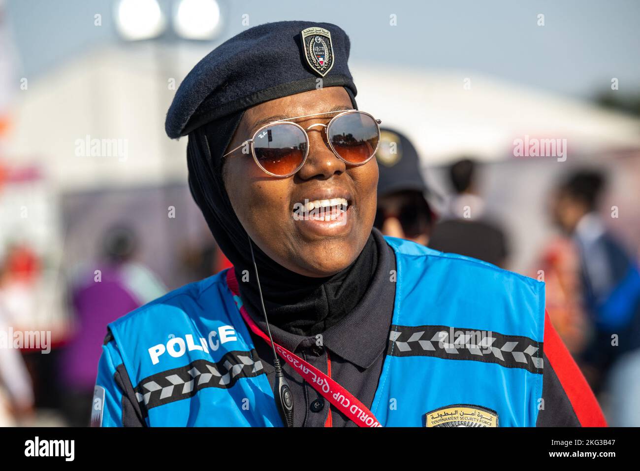 Mitglieder der Sicherheitspolizei, Mitarbeiter und traditionelle Tänzer ...