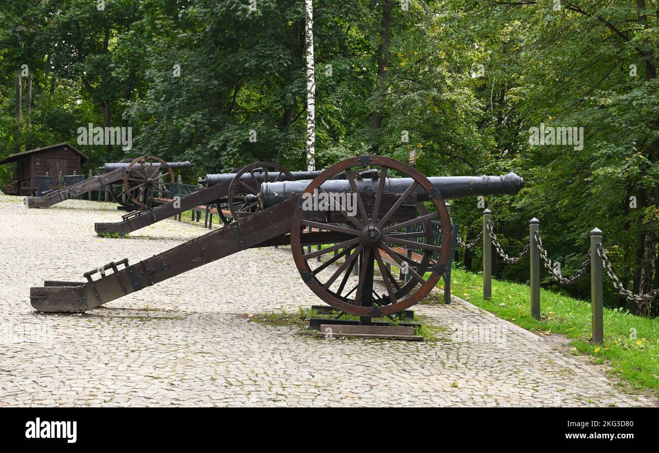 Checiny, Polen - 14. September 2022: Mittelalterliche Kanone, Schloss Checiny - eine königliche ...