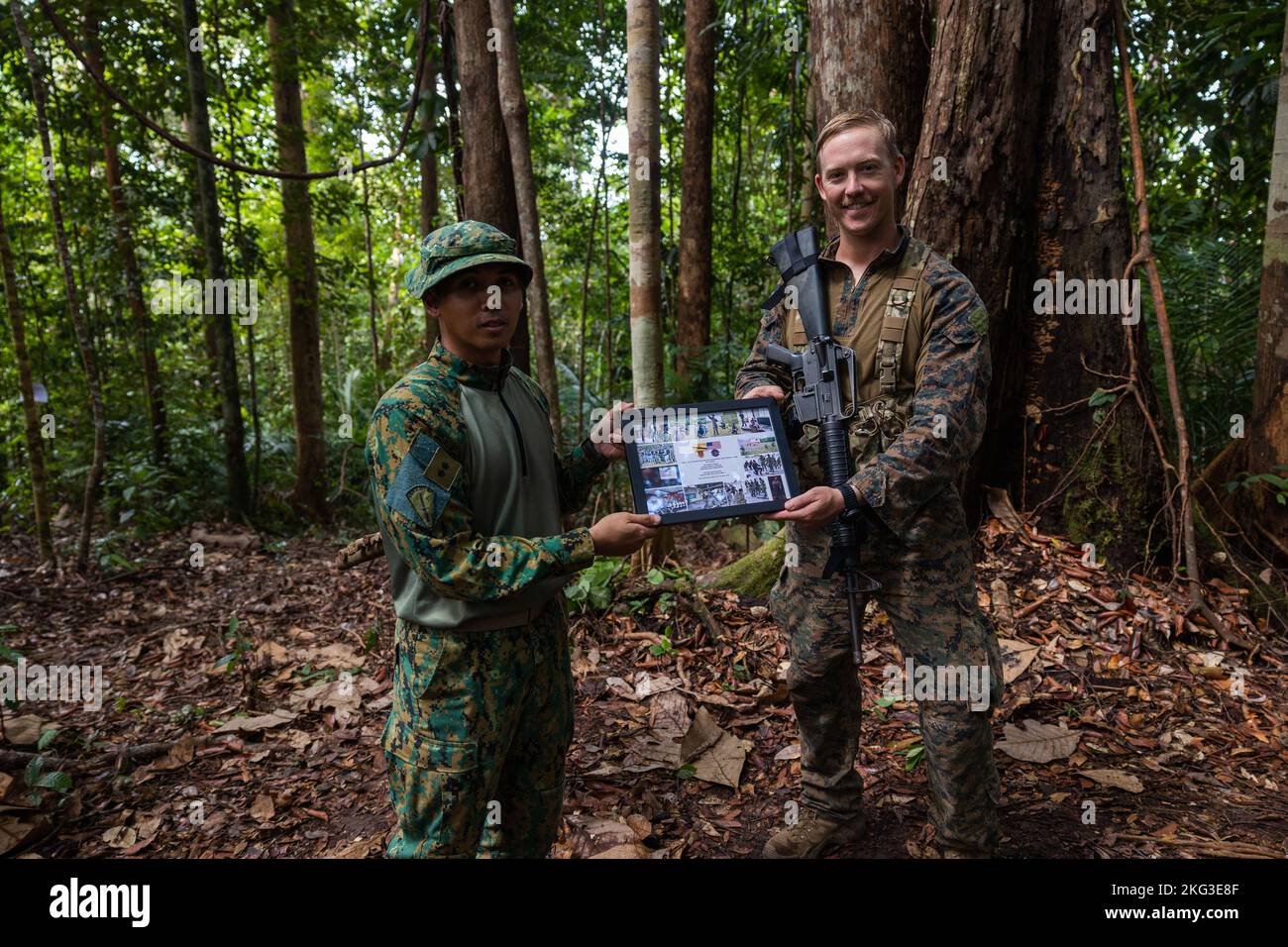 US Marine Corps Capt. Luke Jackson, rechts, ein Expeditionary Ground ...