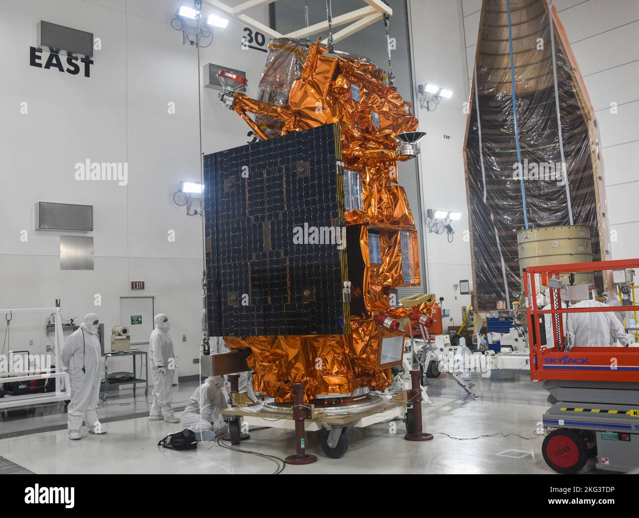 JPSS-2 Spacecraft Mate to Spacecraft Adapter. Techniker bereiten das ...