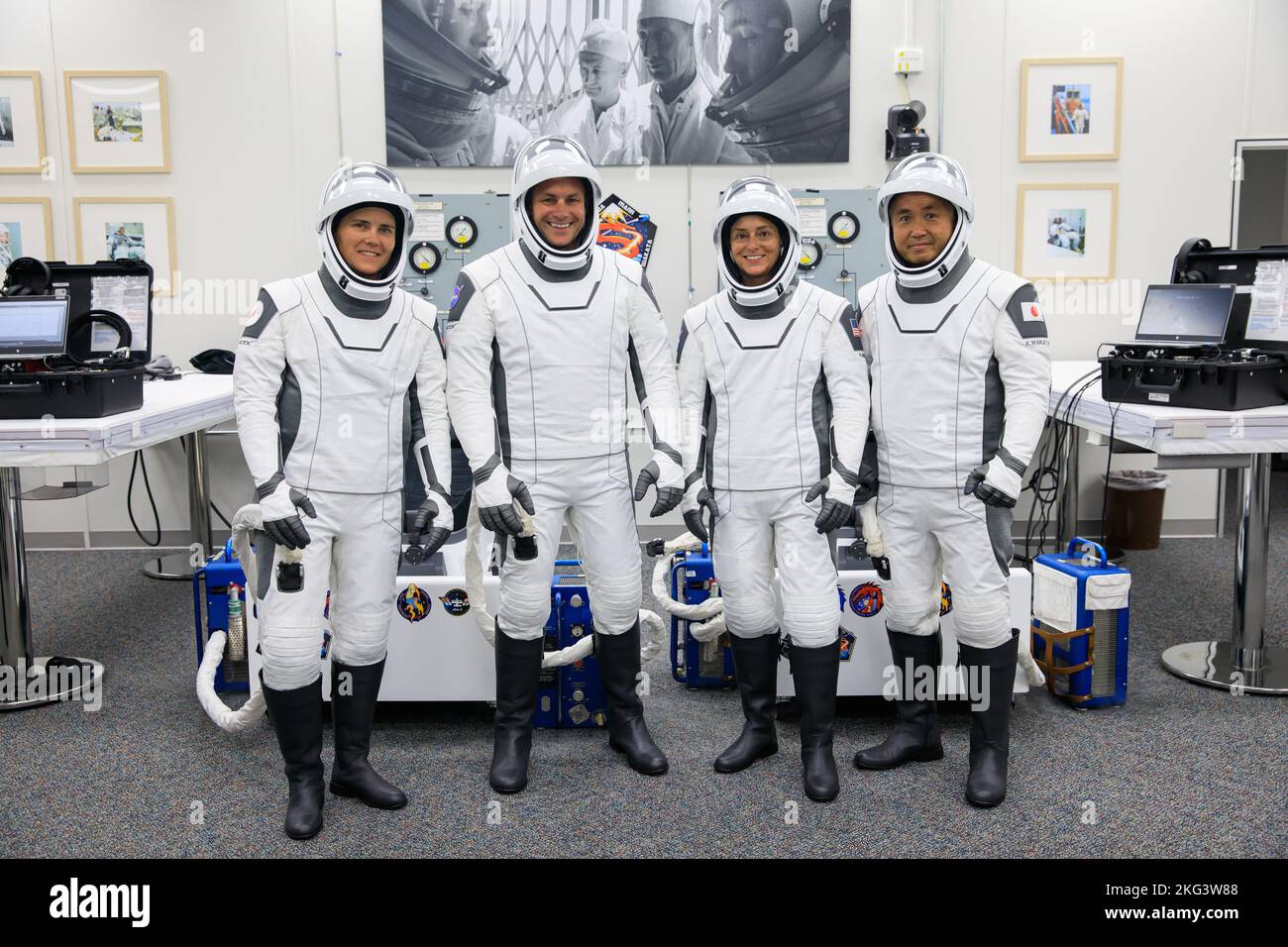 NASA SpaceX Crew-5 Live Launch Coverage. Die SpaceX Crew-5 der NASA wird im Anzugraum der ...